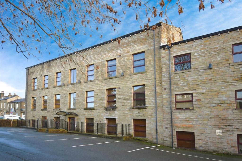 New Hey Road, Huddersfield HD3 1 bed apartment - £625 pcm (£144 pw)
