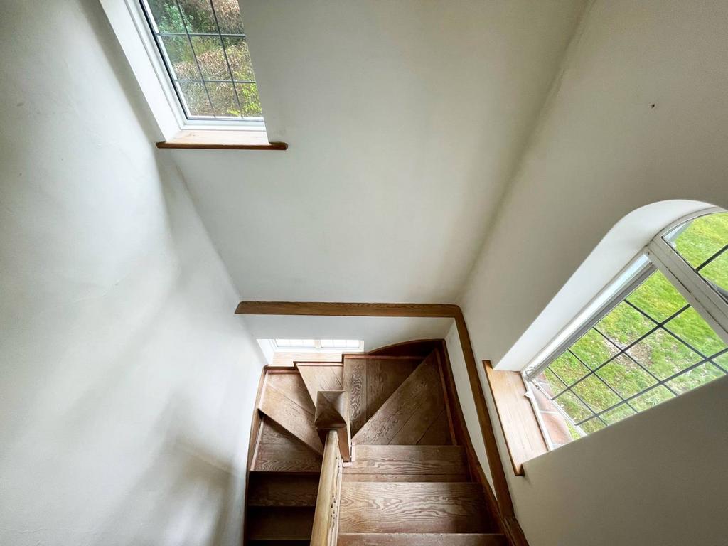 Sutton Place, Abinger Hammer... 4 bed detached house - £2,950 pcm (£681 pw)