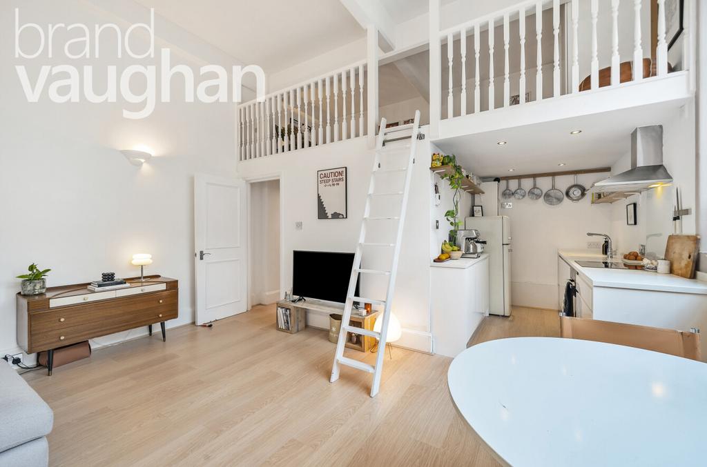 Coombe Road, Brighton, East Sussex, BN2 2 bed flat - £1,600 pcm (£369 pw)