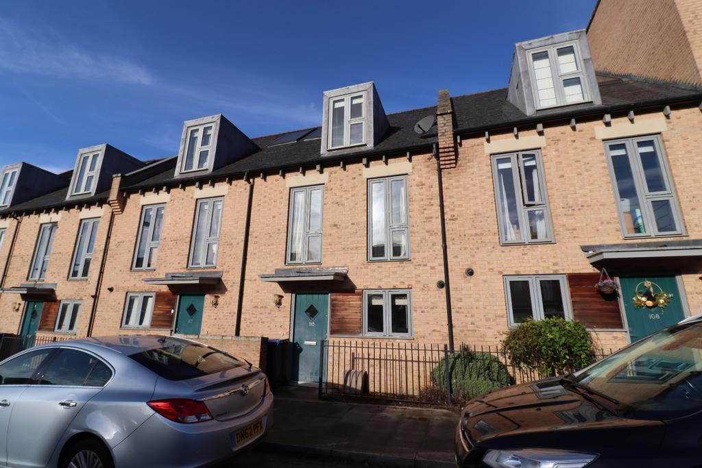 Knot Tiers Drive, Upton, NN5 4AY 4 bed townhouse - £260,000