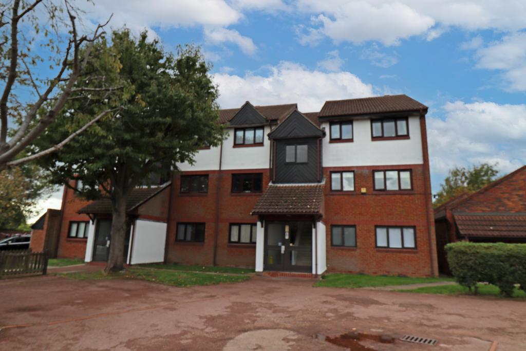 Armada Court, Grays RM16 2 bed flat for sale - £190,000