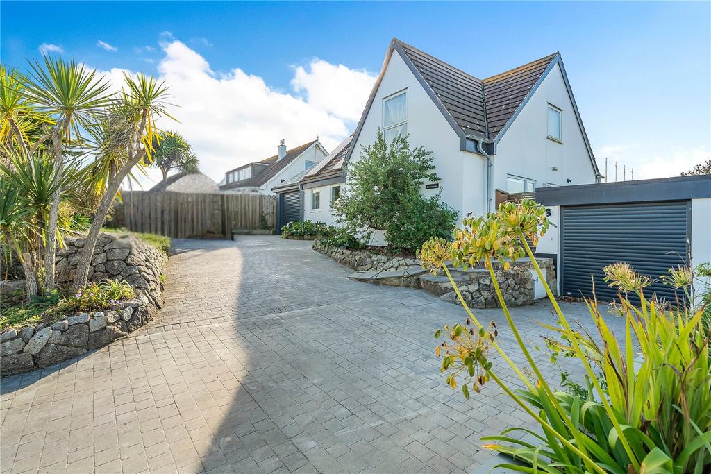 Trevarrian, Newquay, Cornwall, TR8 4 bed detached house for sale - £695,000