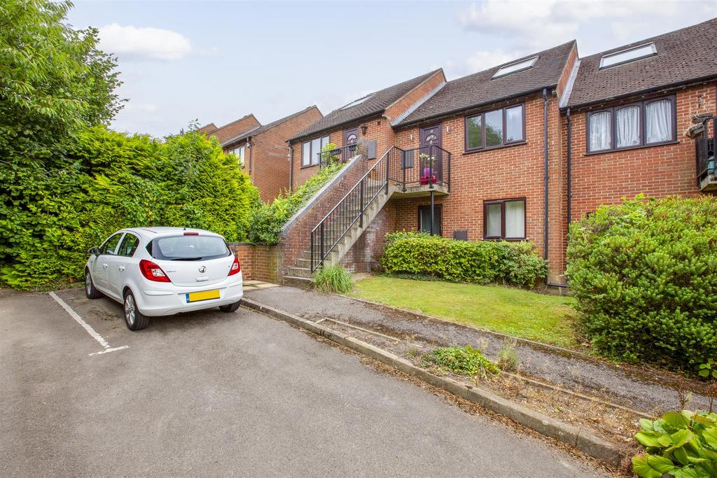 Maitland Drive, High Wycombe HP13 2 bed maisonette - £290,000
