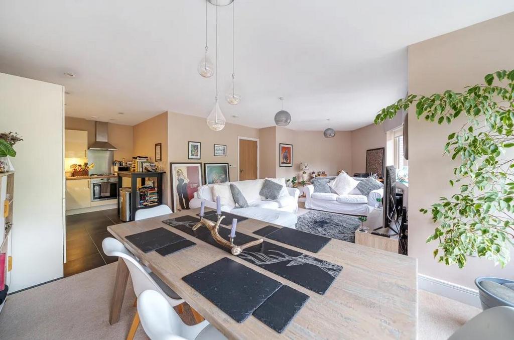White Hart Meadows, Ripley, Woking 2 bed apartment for sale - £154,000
