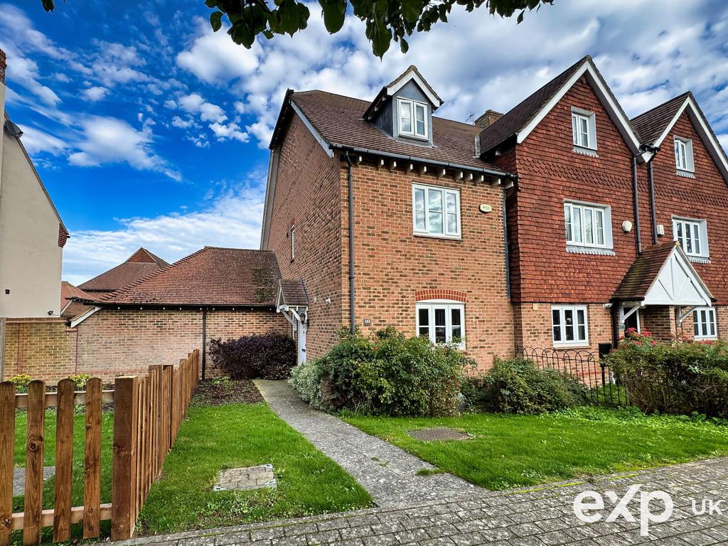 Beacon Avenue, West Malling ME19 3 bed end of terrace house - £400,000