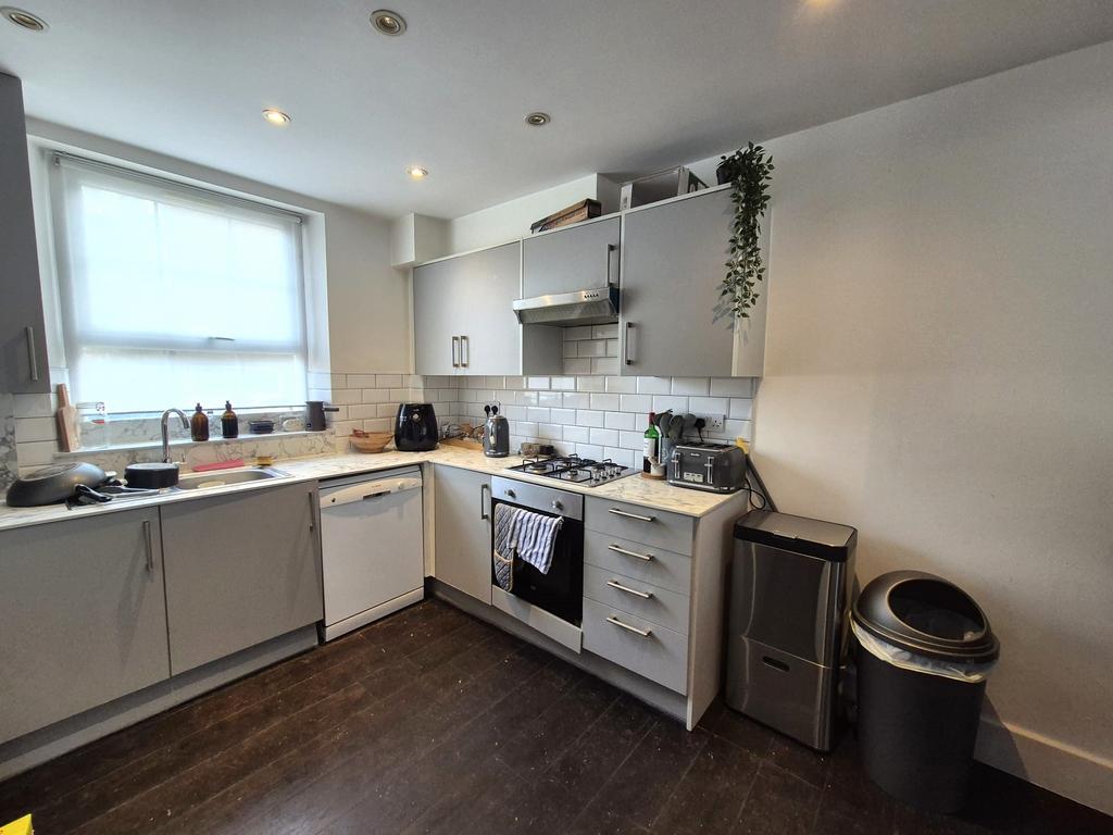 Jebb Avenue, Brixton Hill 4 bed apartment to rent - £3,400 pcm (£785 pw)