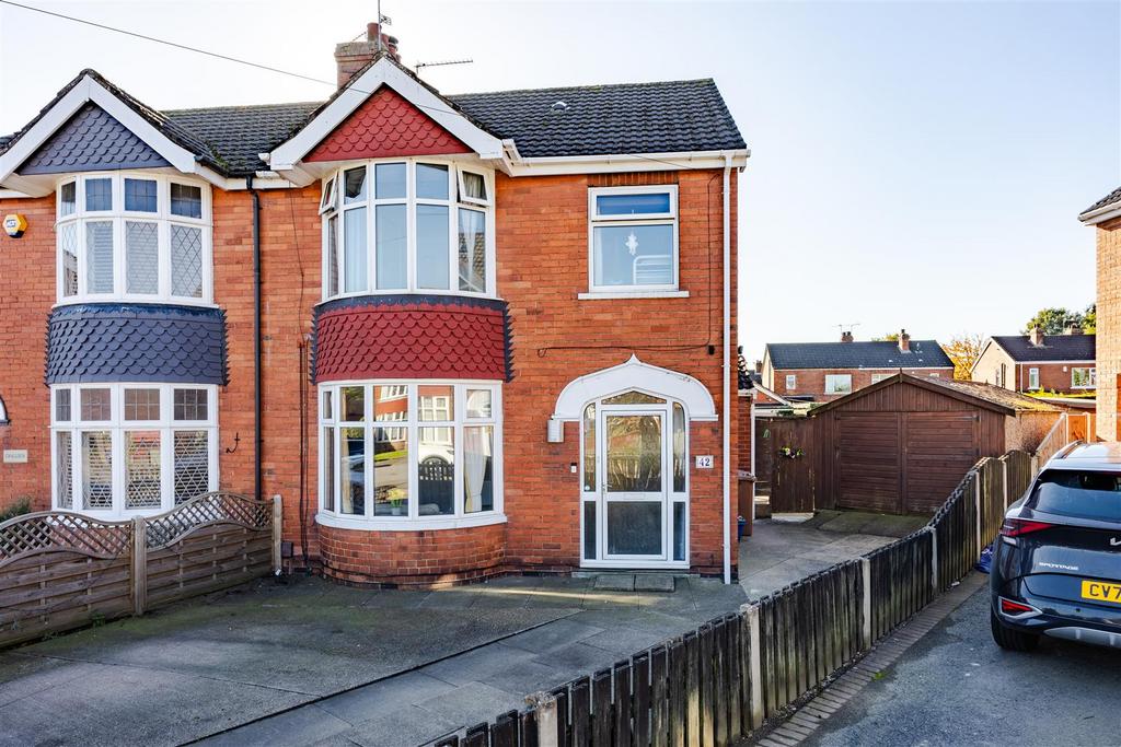 Vicarage Gardens, Scunthorpe 3 bed semi-detached house - £195,000