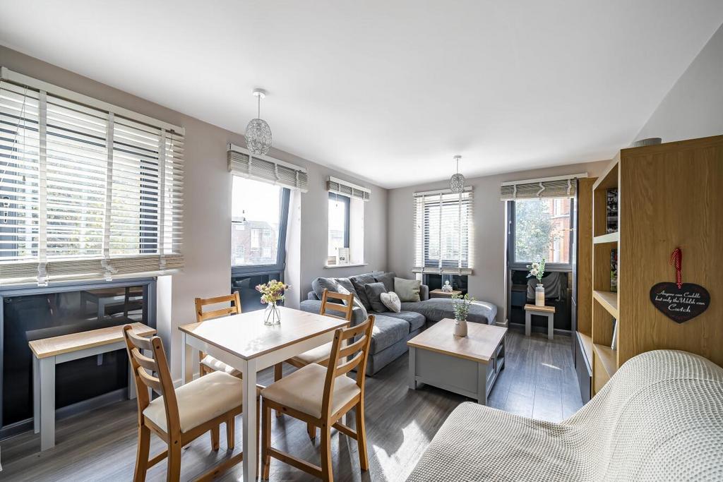Kingston Hill, Kingston upon Thames... 1 bed flat for sale - £325,000