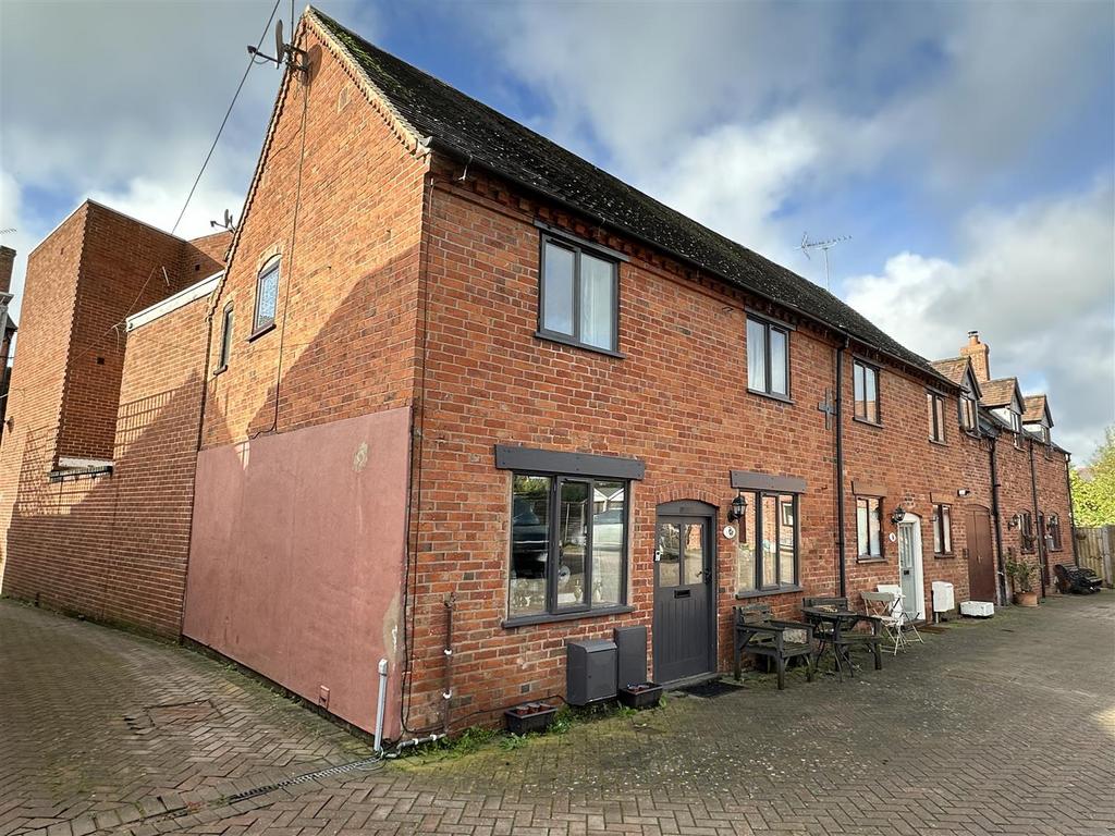 Swan Court, Swan Street, Alcester 3 bed end of terrace house - £225,000