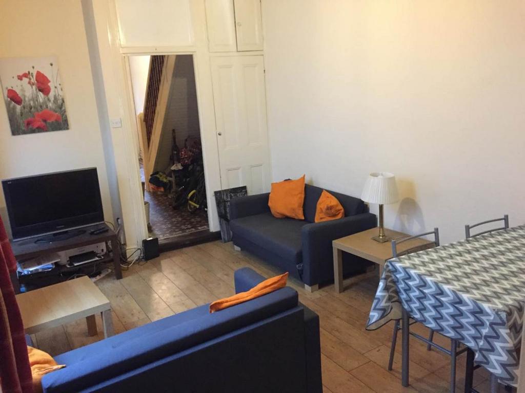 Werfa Street, Roath, Cardiff 5 bed house - £2,150 pcm (£496 pw)
