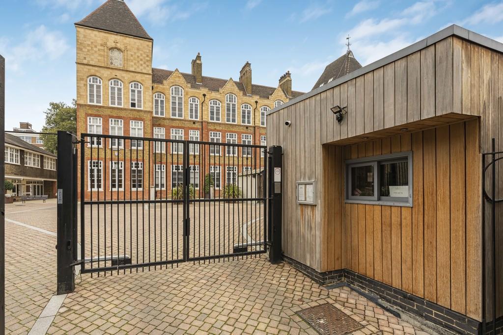 Kingsway Place, London, EC1R Property - £25,000
