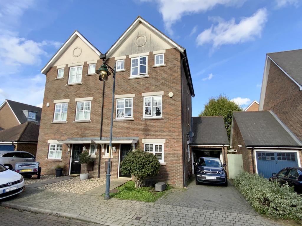 Woodford Grove, Kings Hill ME19 4 bed house - £2,450 pcm (£565 pw)
