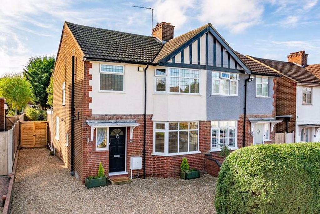 Front Street, Slip End, LU1 3 bed semi-detached house - £440,000