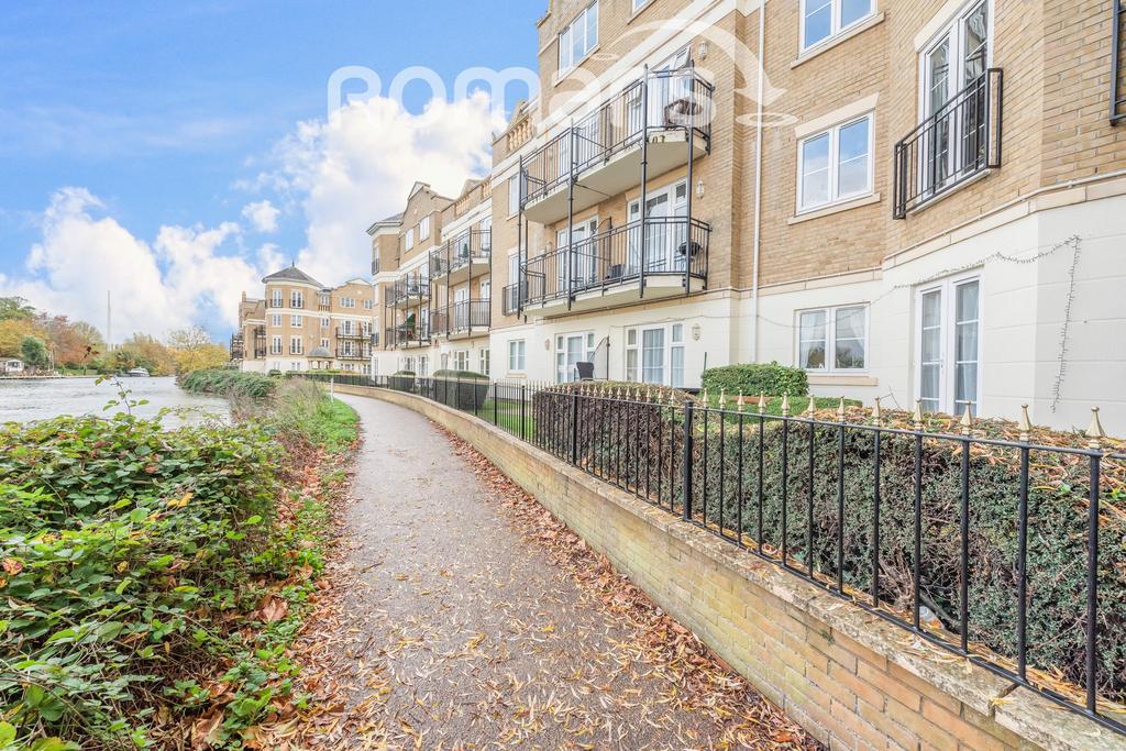 Regents Riverside, Reading 2 bed apartment - £1,450 pcm (£335 pw)