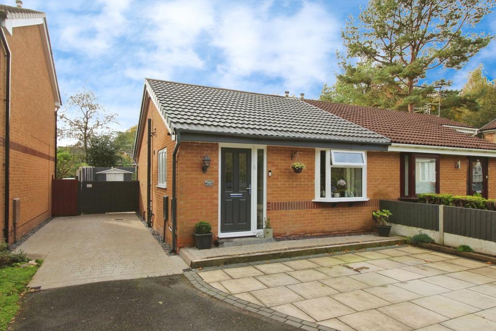 Clover Field, Chorley PR6 2 bed bungalow - £190,000