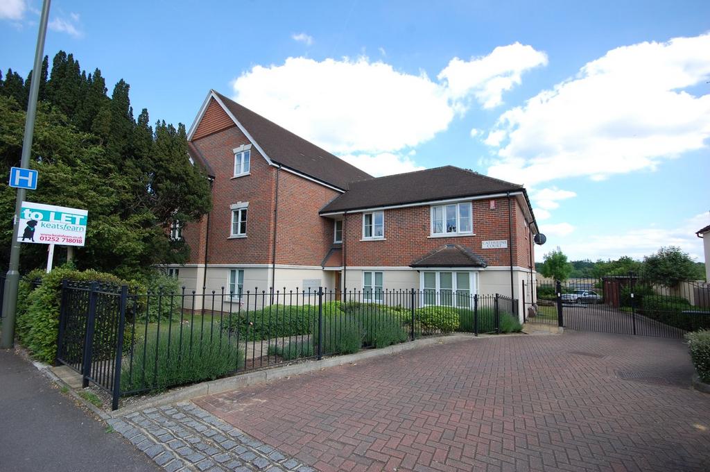 44 Hale Road, Farnham, Surrey, GU9 2 bed apartment - £1,395 pcm (£322 pw)