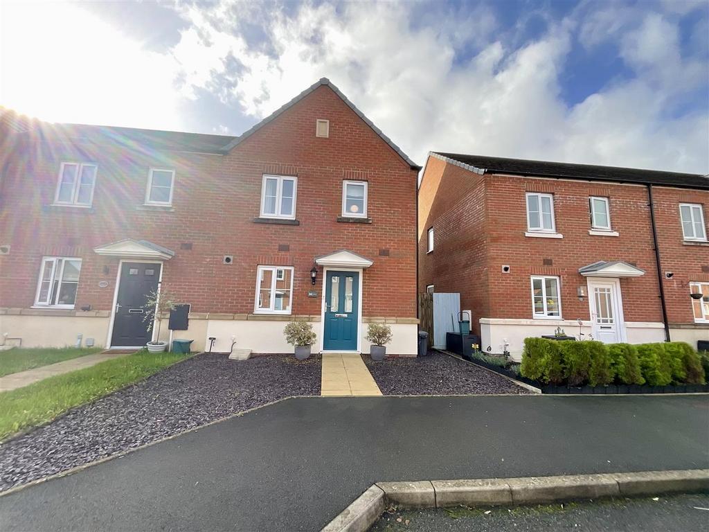 Stryd Bennett, Parc Y Strade, Llanelli 3 bed semi-detached house - £189,995