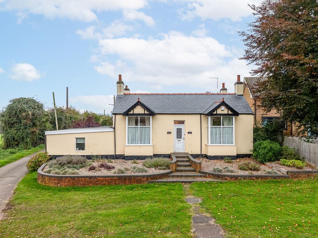 Rothwell Road, Desborough NN14 2 bed detached bungalow - £335,000
