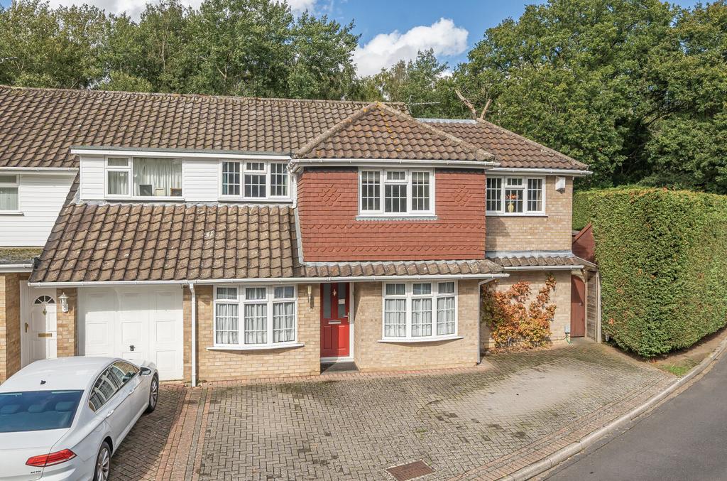 Ivydene, Woking GU21 4 bed semi-detached house - £750,000