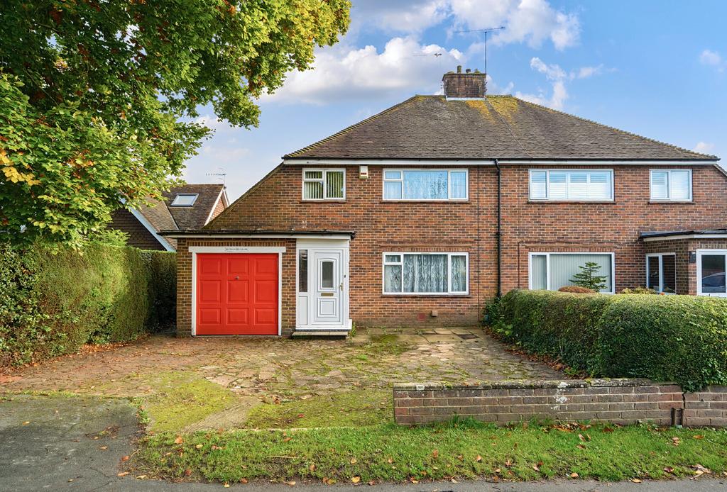 Chantry Close, Surrey RH6 3 bed semi-detached house - £450,000
