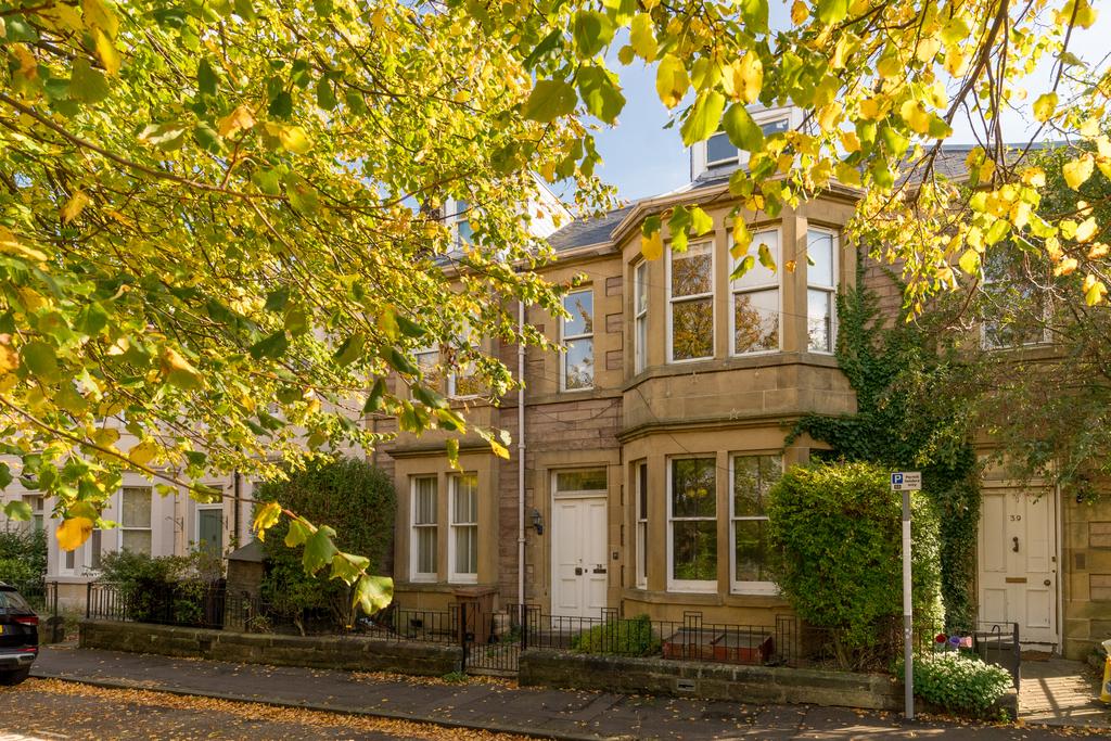 38 Shandon Crescent, Edinburgh, EH11 1QF 3 bed flat for sale - £395,000