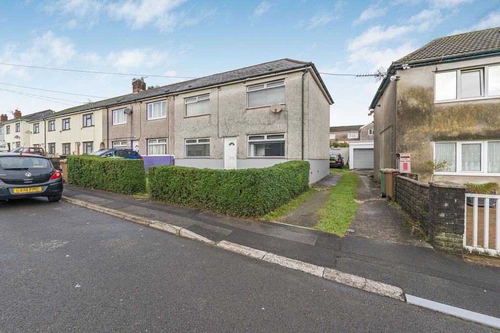 First Avenue, Caerphilly CF83 3 bed end of terrace house - £190,000