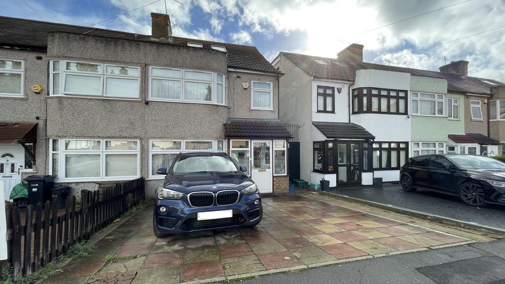 Roding Lane North, Woodford Green IG8 4 bed end of terrace house - £ ...