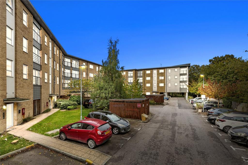 Southernhay Close, Basildon, Essex, SS14 2 bed apartment - £230,000