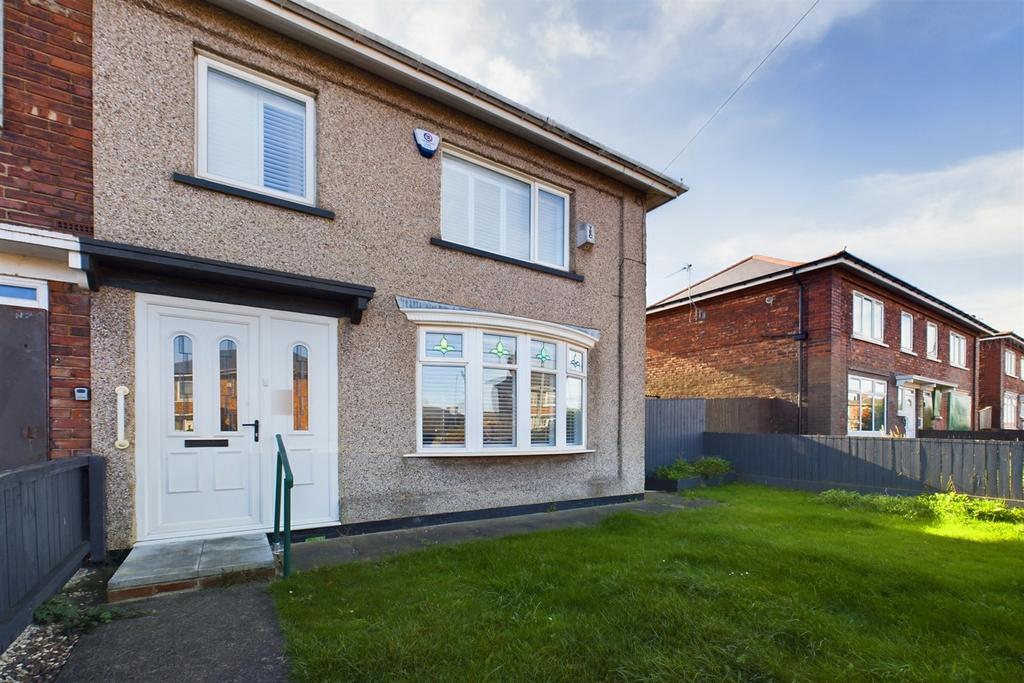 Marshall Avenue, Brambles Farm... 3 bed end of terrace house - £80,000