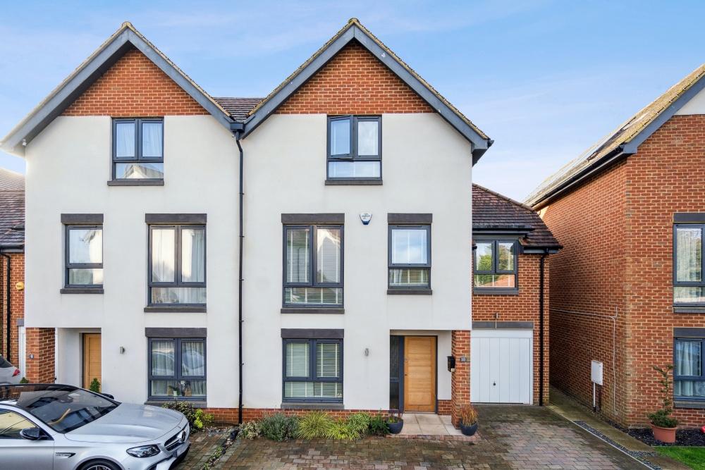 Apsley Walk, Iver SL0 4 bed semi-detached house - £850,000
