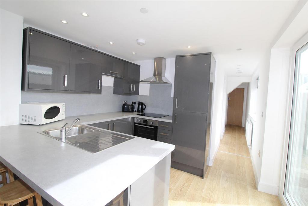 May Street, Cardiff CF24 4 bed flat - £2,100 pcm (£485 pw)