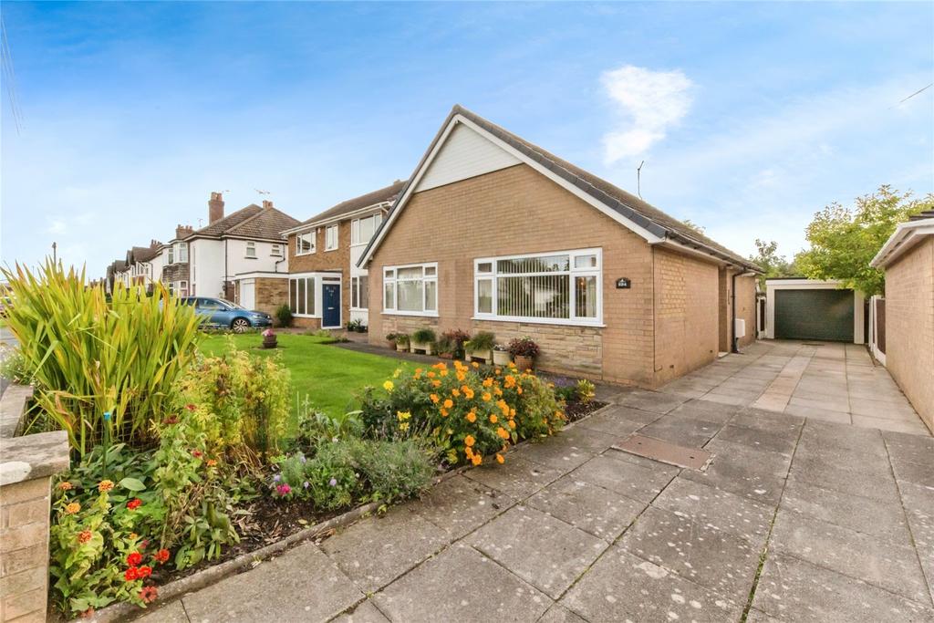 Manor Way, Crewe, Cheshire, CW2 2 bed bungalow for sale - £250,000