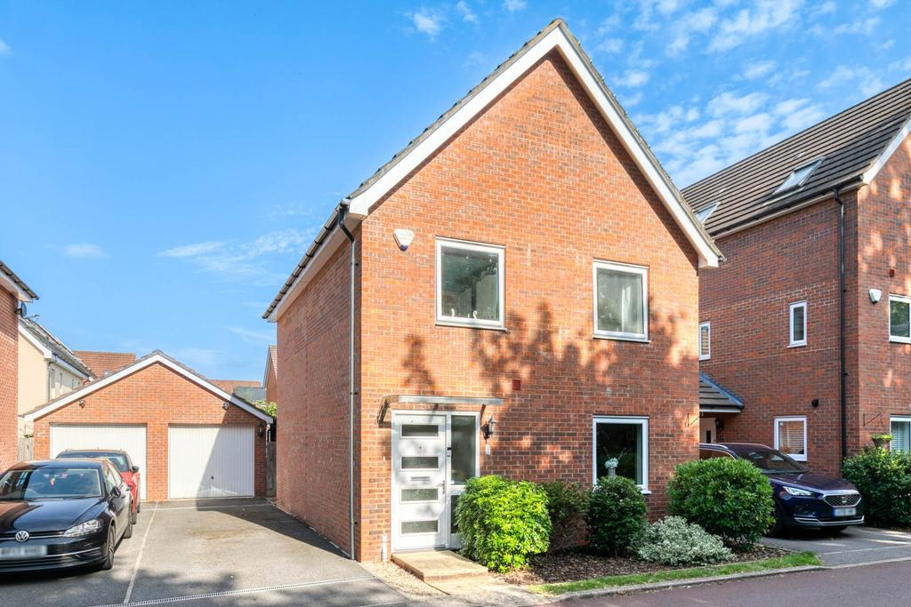 Hunter Way, Bracknell RG12 3 bed detached house for sale - £525,000