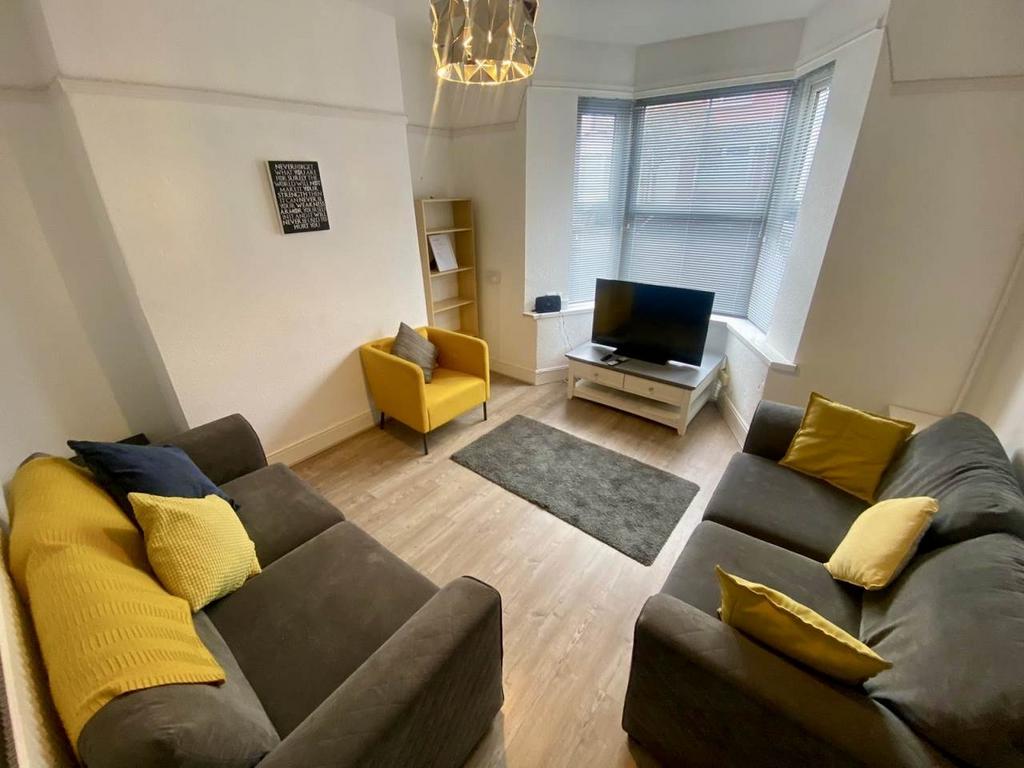 Rhyddings Terrace, Brynmill, Swansea 4 bed house - £1,900 pcm (£438 pw)