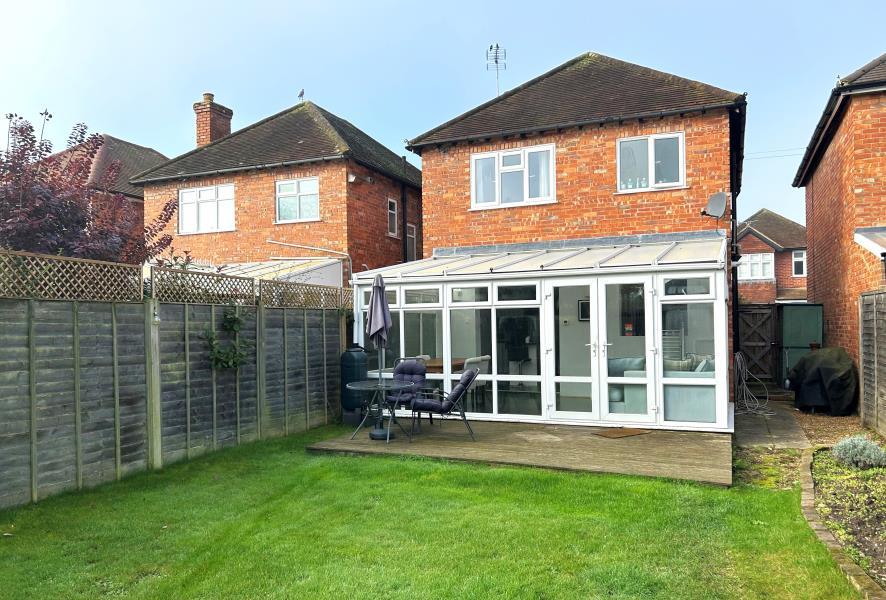 Whitemore Road, Guildford GU1 3 bed detached house - £2,350 pcm (£542 pw)