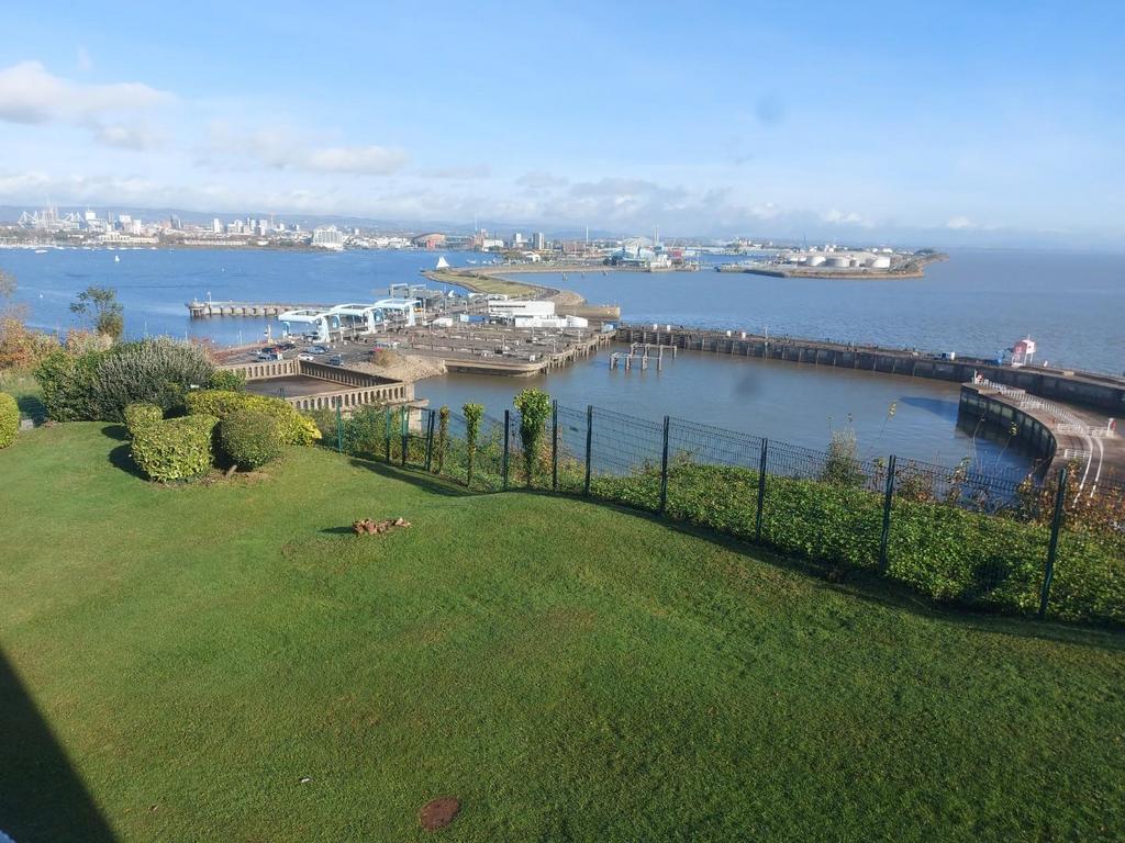 10 Gwent, Northcliffe, Penarth, CF64 1DY 2 bed flat - £217,500