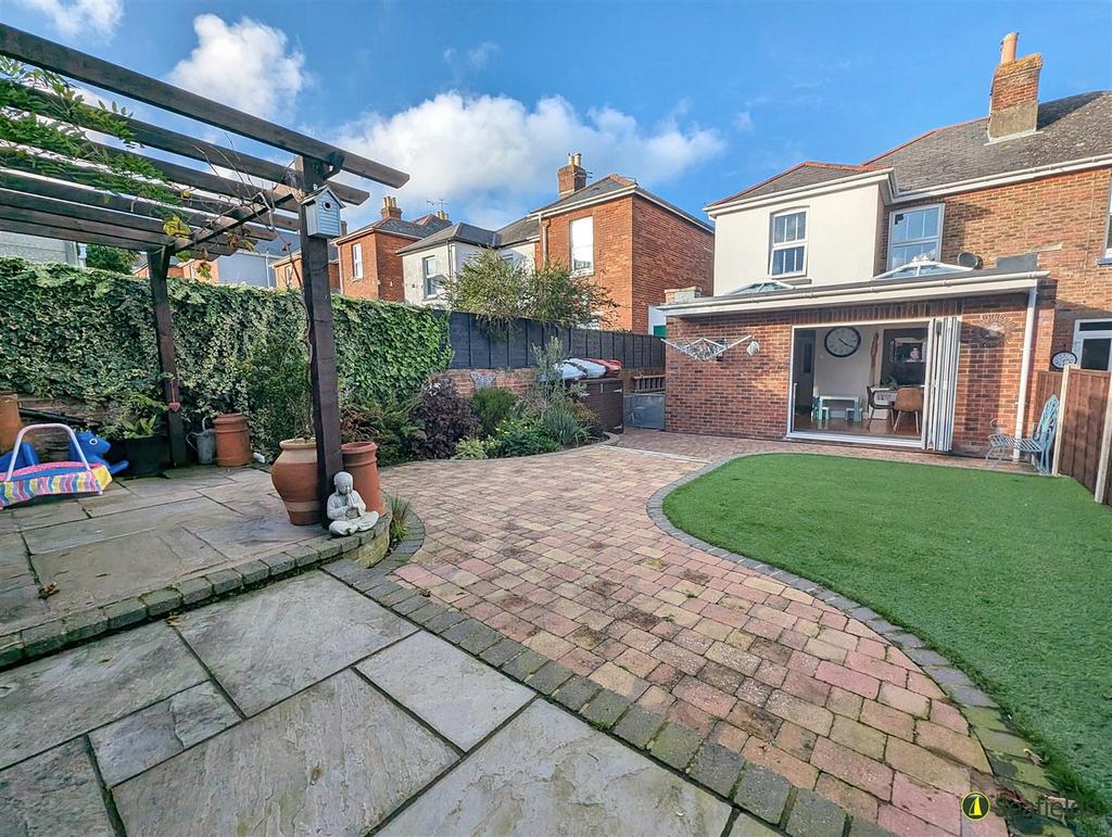 Well Street, Ryde, PO33 2RZ 3 bed semi-detached house for sale - £390,000