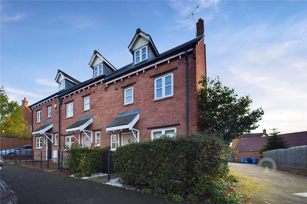 Chambers Hill, Kettering NN14 3 bed end of terrace house - £270,000