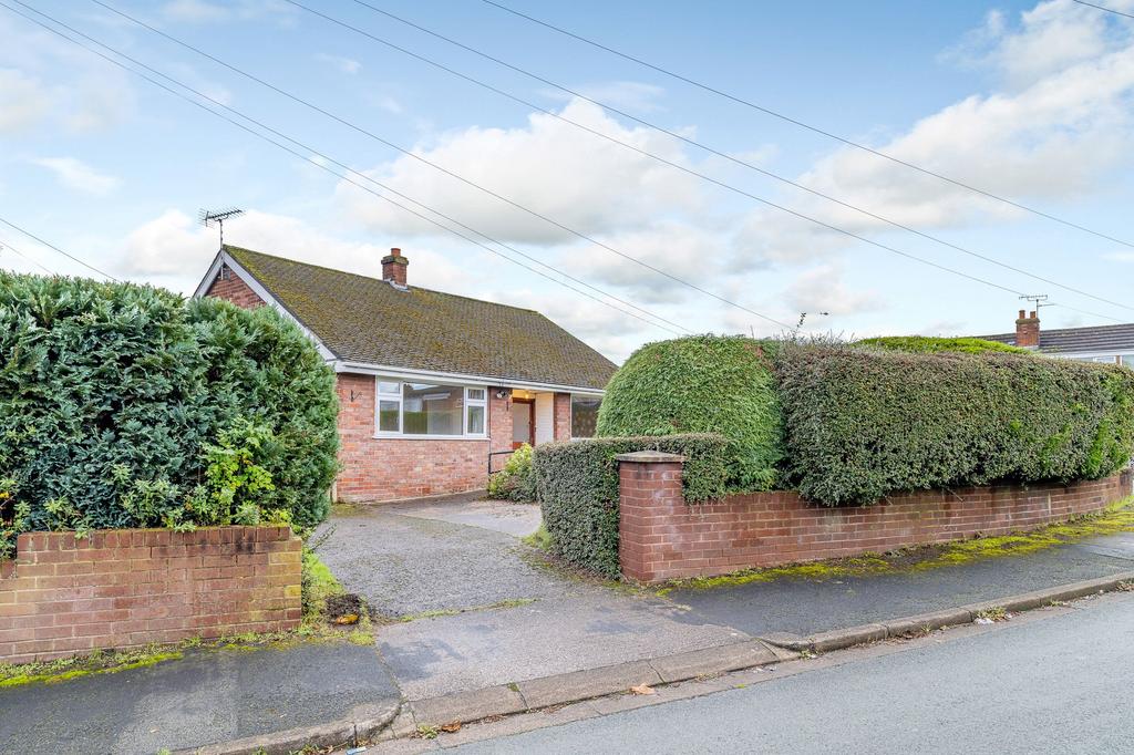 Broadway, Hawarden, CH5 3 bed detached bungalow - £200,000