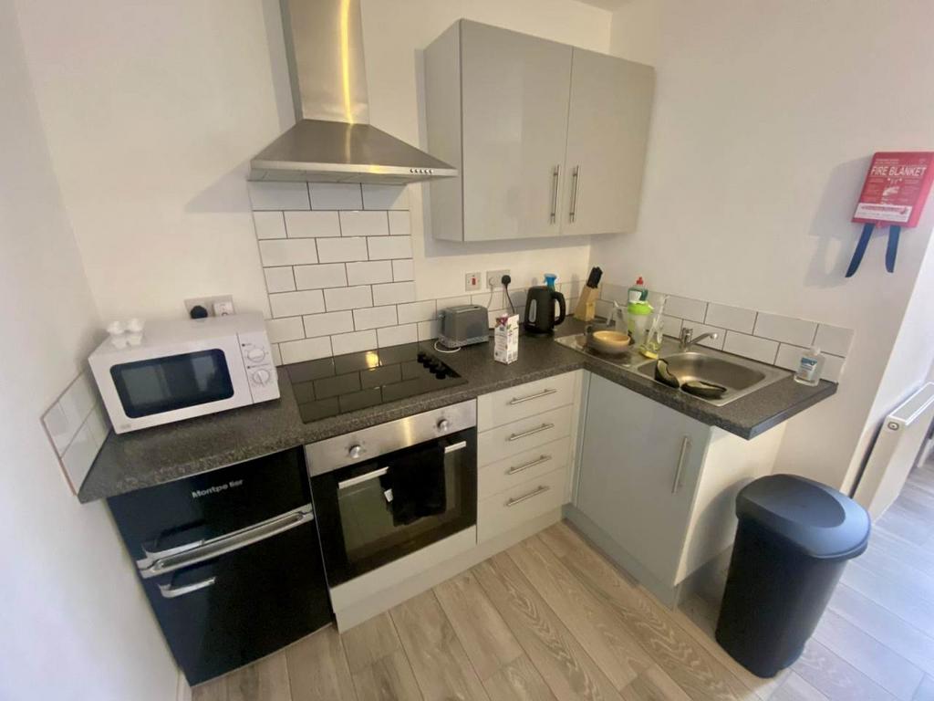 Twizzle Lodge, Hawthorne Avenue... 1 bed flat - £600 pcm (£138 pw)