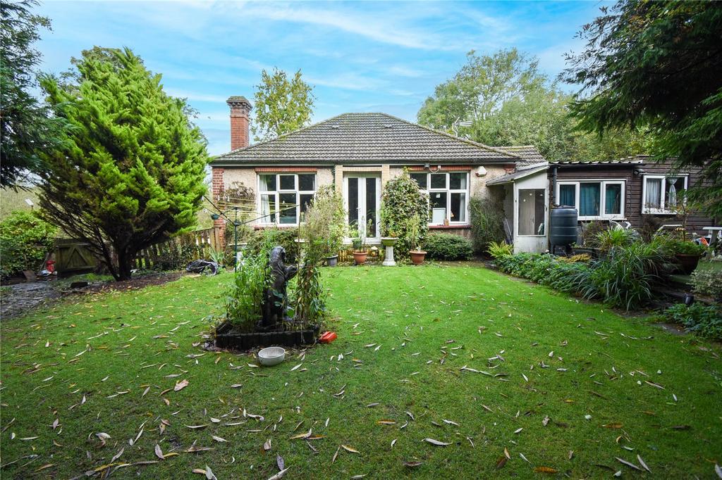 Cowley Mill Road, Uxbridge UB8 4 bed bungalow for sale - £600,000