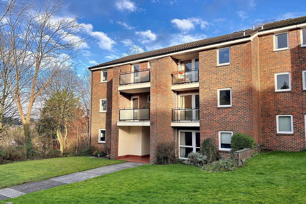 Badger Farm 2 bed flat for sale - £230,000