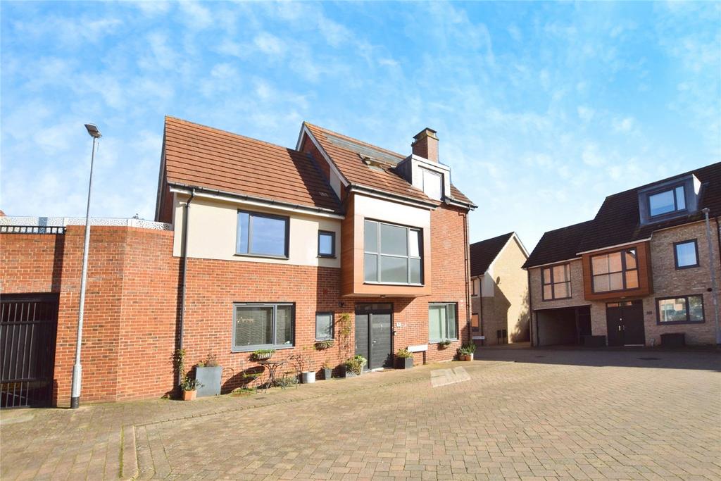 Fortius Mews, Colchester, Essex, CO4 4 bed detached house - £500,000