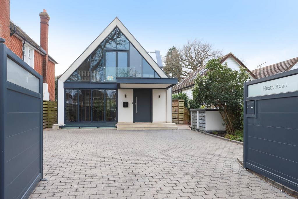 Heath Road, Weybridge, Surrey, KT13 4 bed detached house - £1,500,000