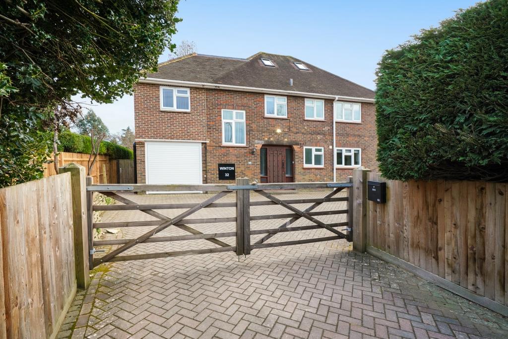Woodham Road, Horsell, Woking... 5 bed detached house - £4,000 pcm (£ ...