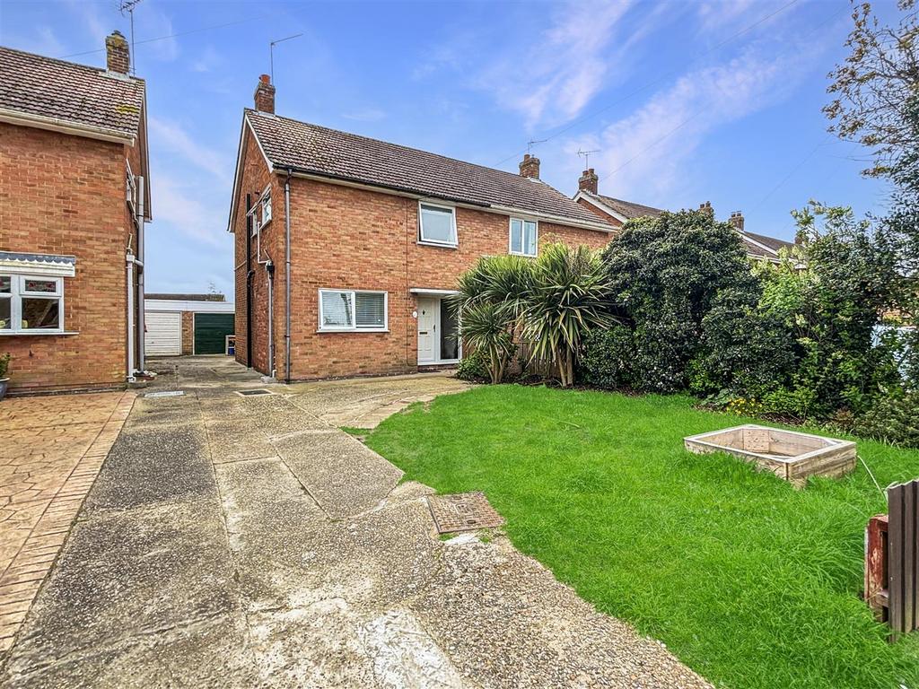Heath Road, Wivenhoe, CO7 9PX 3 bed semi-detached house - £1,500 pcm (£ ...