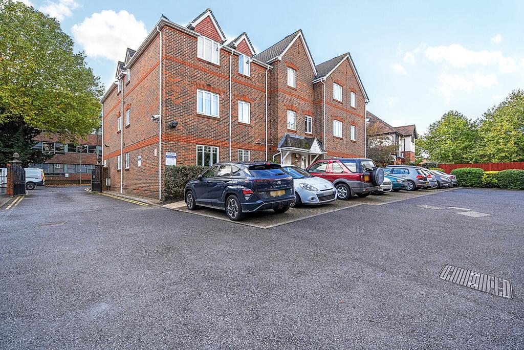 York Road, Woking, GU22 1 bed flat for sale - £100,000