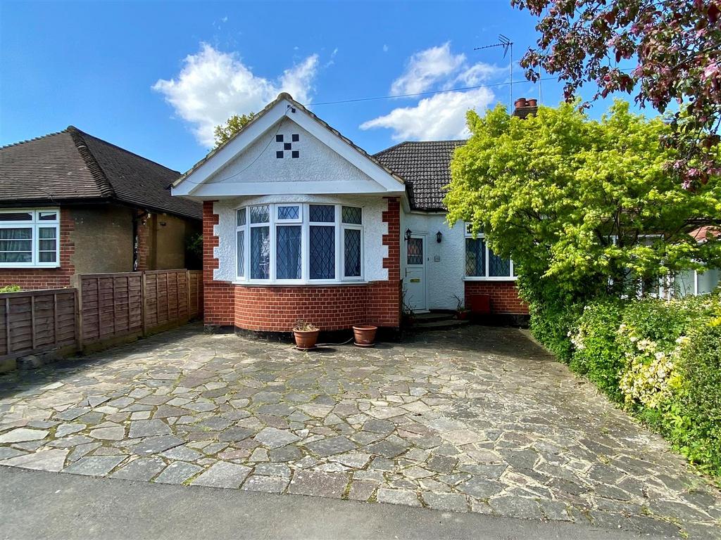 Sherwood Avenue, Potters Bar EN6 3 bed semi-detached bungalow - £600,000