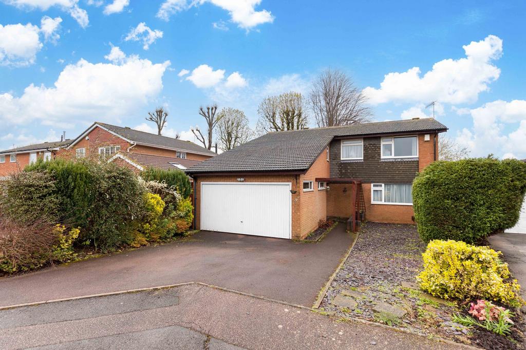 Hexham Close, Crawley RH10 4 bed detached house - £600,000