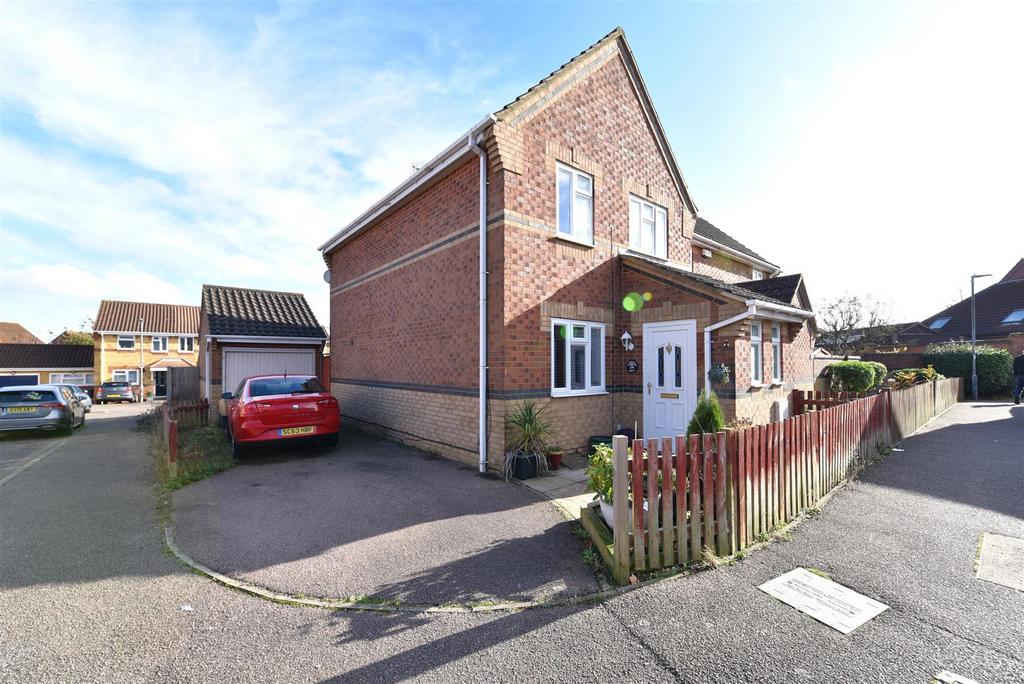 Augustus Gate, Stevenage 3 bed semi-detached house - £375,000